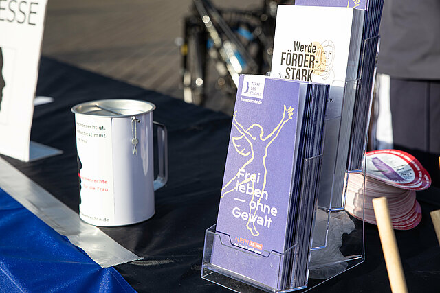 Fahnenaktion | frauenrechte.de